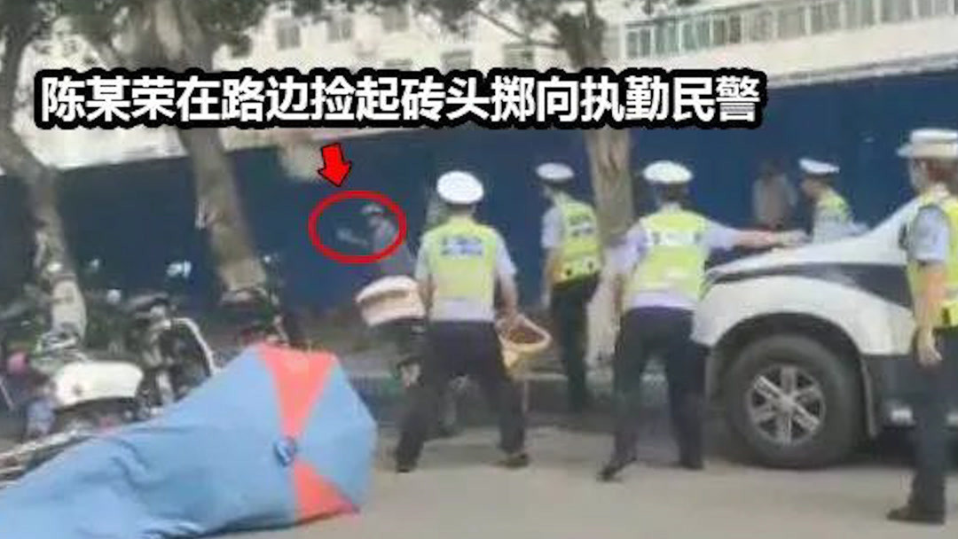 持刀对抗、砖拍民警!广西岑溪一男子涉嫌妨碍公务被刑拘