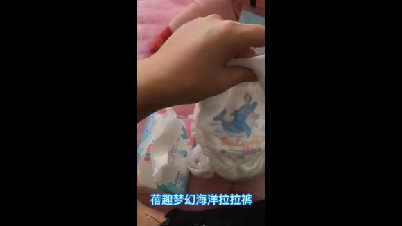 一觉醒来,宝贝的尿包又是鼓鼓的
