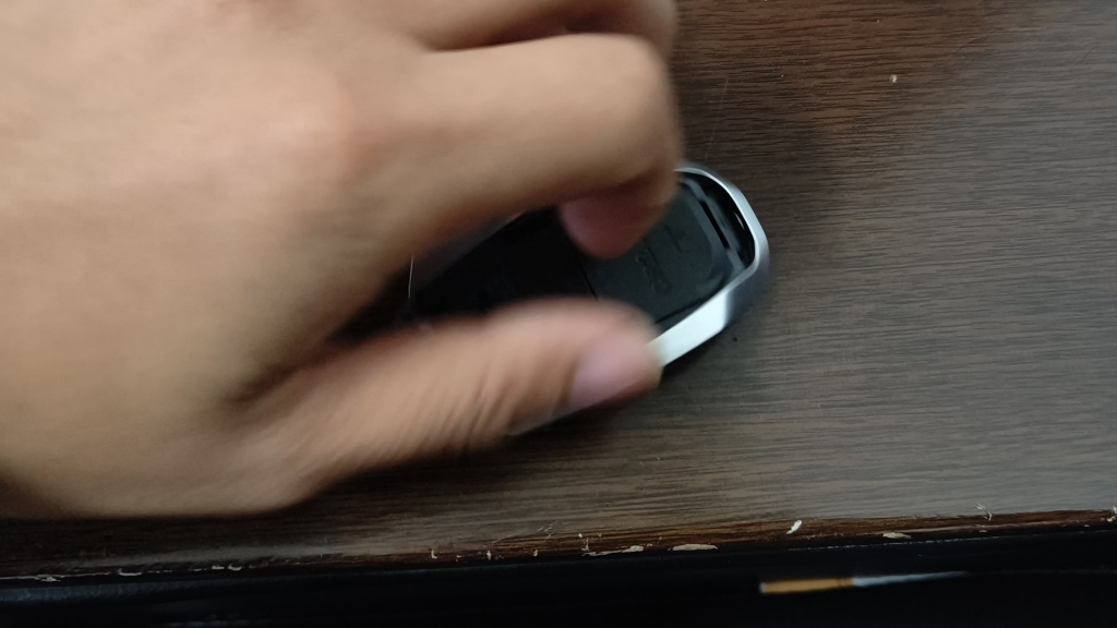 单手换领克03钥匙电池