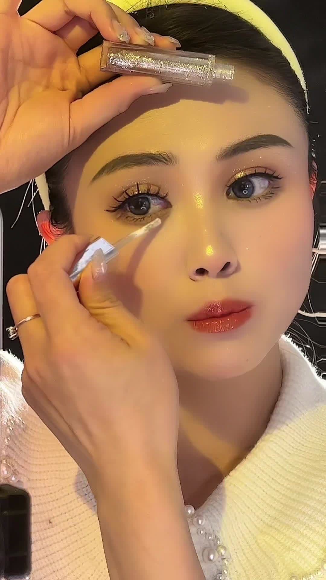 单色眼影这么涂,一根手指都可以涂好,简单方便减龄