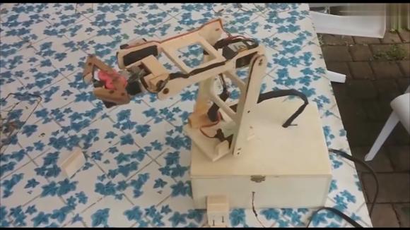 看看动手帝自己DIY的Arduino机械臂,服不服!