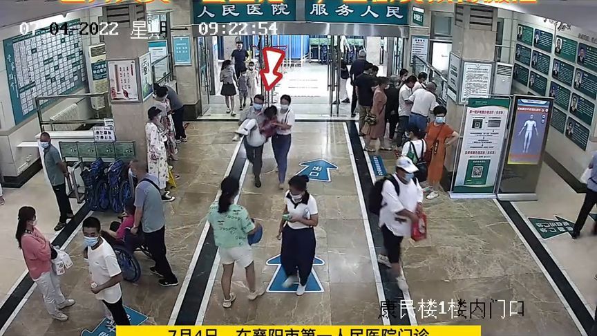 医务人员"公主抱",昏倒女孩得救治。