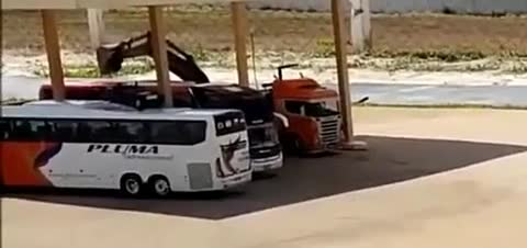 开心的动漫生活 儿童动画,工程车动画,运输车队加满油后上桥行驶