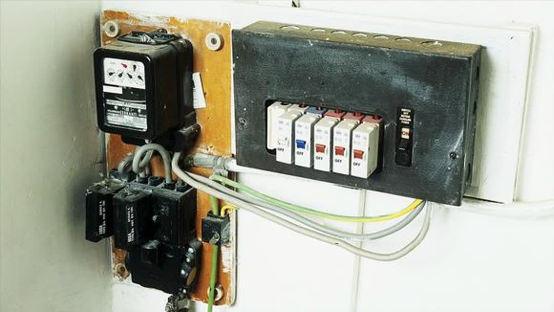 家里经常漏电跳闸,找不出原因怎么办?是这里的故障,小毛病而已