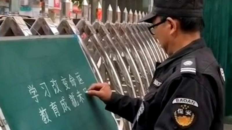 退伍兵做20年学校保安,写字如印刷体引网友赞叹