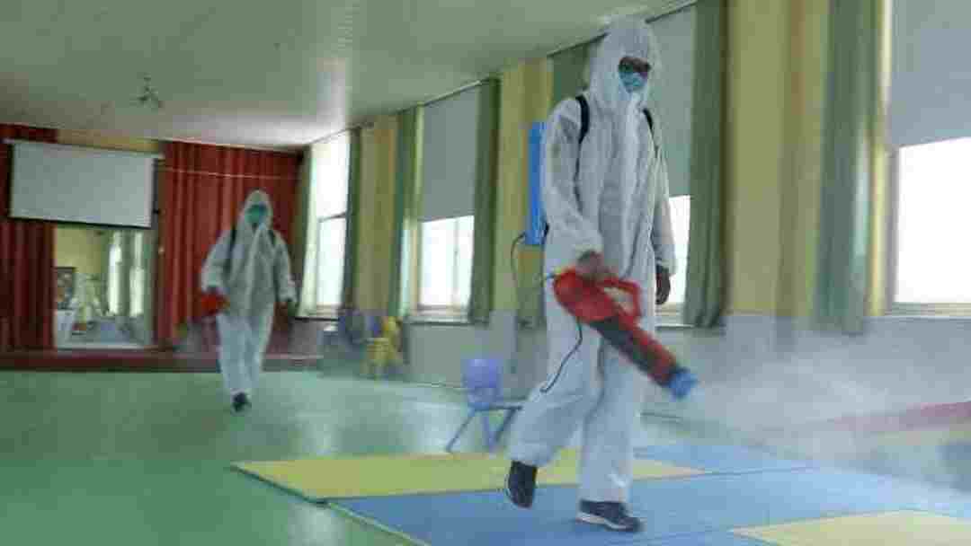 退伍兵为上百所学校免费消杀,每天消耗1吨消毒水