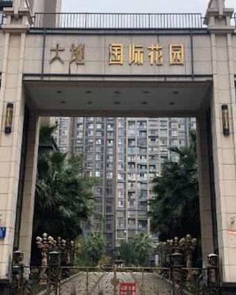 ...数百户业主办不到房产证事件持续发酵。简阳市不动产登记中心工作...