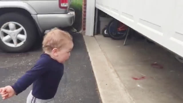 一岁宝宝突然看自动门自动打开,惊讶的表情笑爸妈!太可爱了