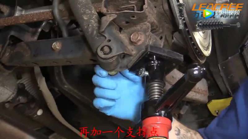 三分钟教你更换汽车后减震器