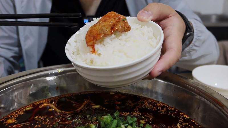 老板求客人不要排队 成都最火冒菜每天营业三小时排队百米 用盆吃