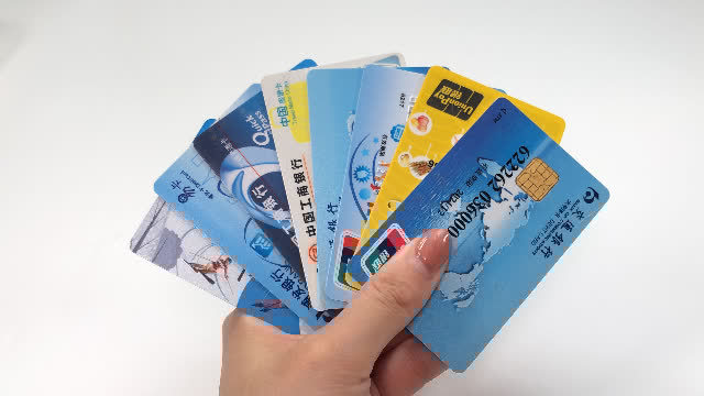 银行卡上有这俩字,记得去注销,要不钱没了自己还蒙在鼓里