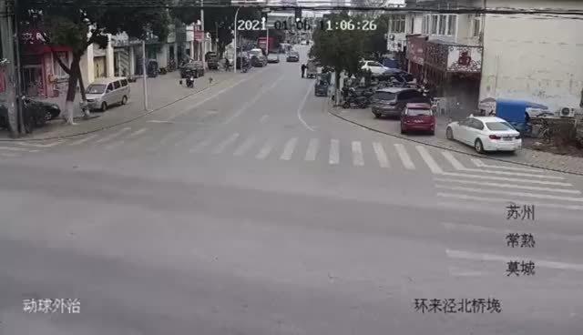 ...在苏州常熟发生一起汽车与电动自行车相撞的交通事故。事发时张某...