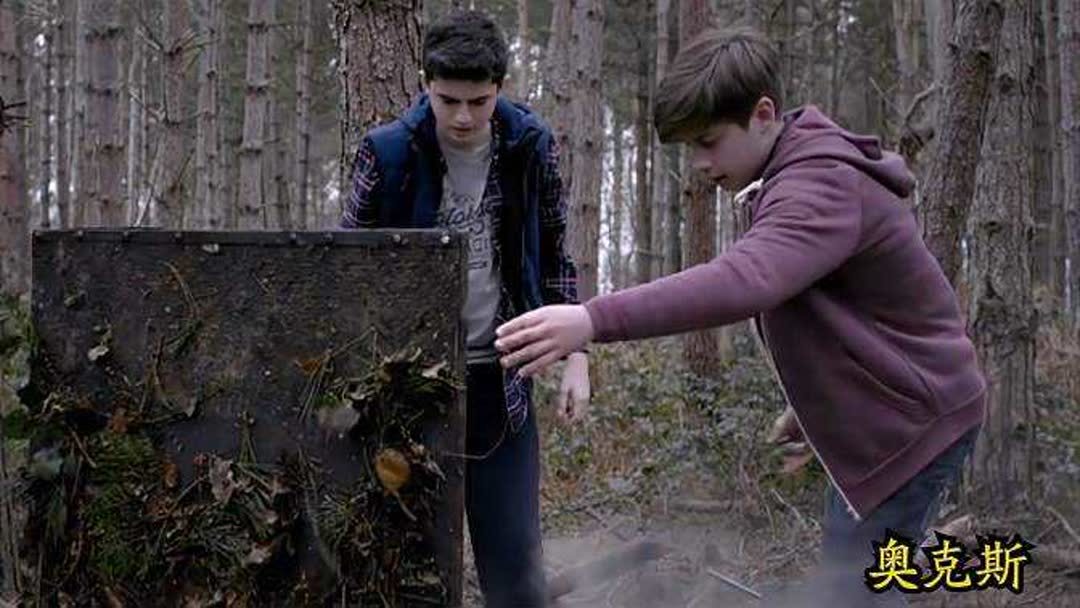 男孩意外发现二战堡垒,当他进去后,被里面的东西吓到了!