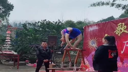 真是台上一分钟,台下十年功,这样的柔术表演练成不易