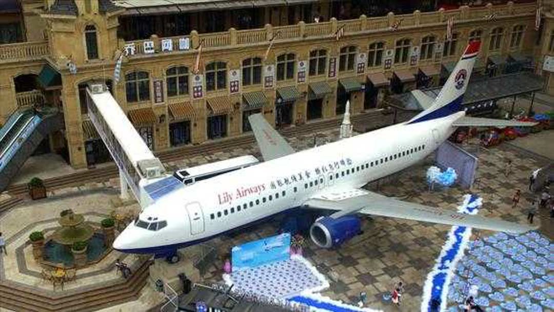 3000多万的印尼退役客机,摆在武汉闹市区,波音737外形霸气