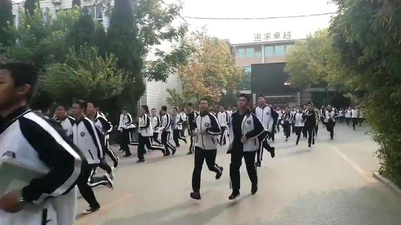 这就是衡水中学去上课间操的样子,这一幕,是我记忆中青春的样子