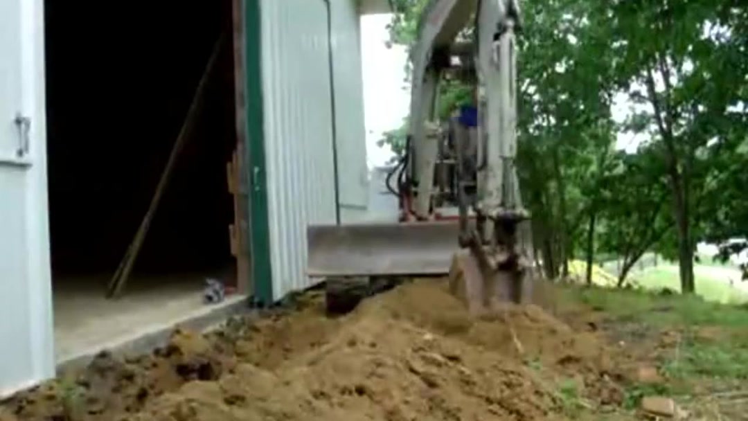 迷你小型挖掘机在牧场施工工作视频表演