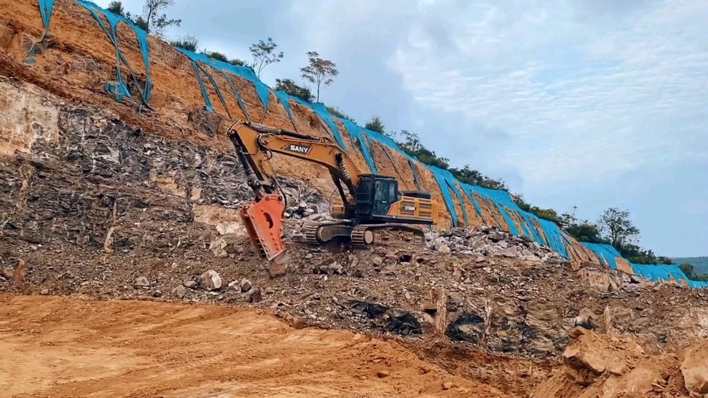 大兄弟,挖机破碎锤可不能这样支撑车,老板看着会扣工资的