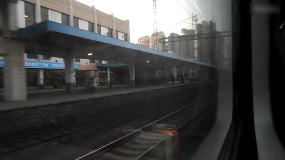 京广铁路列车进许昌站,开往郑州方向。