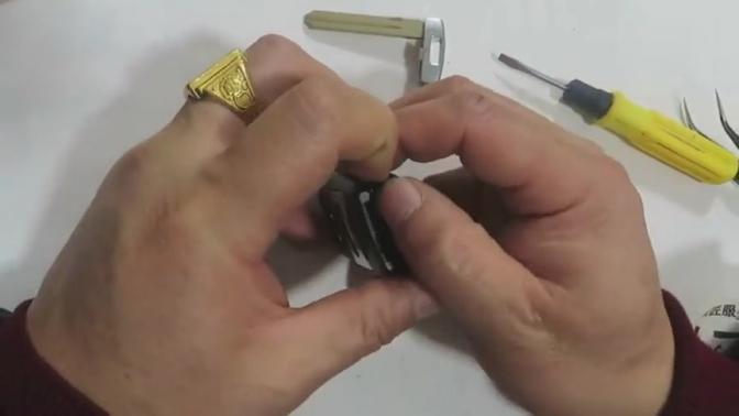 东南钥匙怎么换电池,起亚k4车钥匙怎么换电池