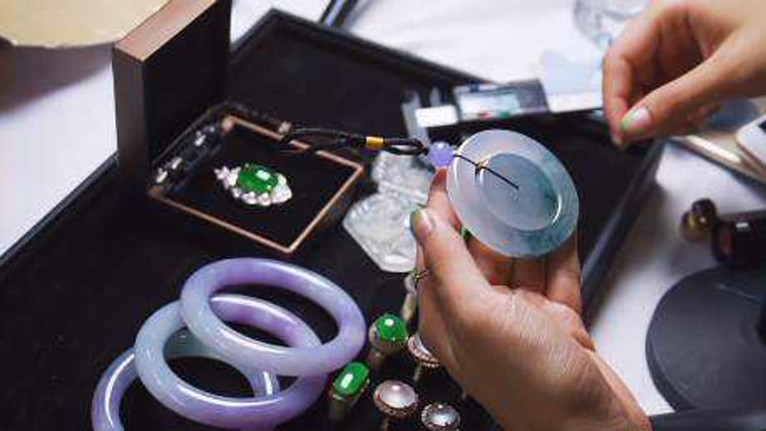 美女在缅甸400万缅币封包5条翡翠手镯,马仔叫唤自己亏大本