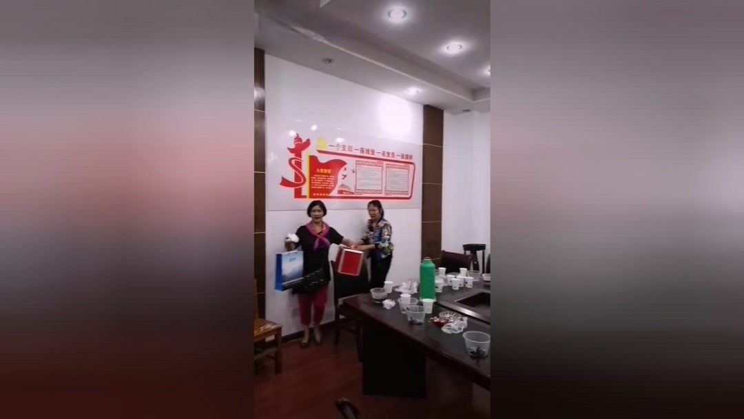 为了选好市人大代表,居民选区的工作人员早晨6点开始忙开了…