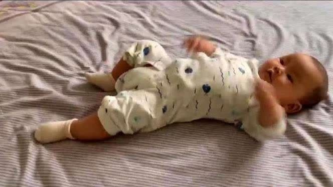 不到七个月的宝宝,出现这种情况正常吗,不会是多动症吧!