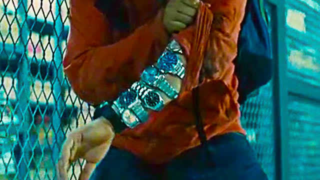 男子手臂上戴满劳力士手表,能轻松干倒丧尸