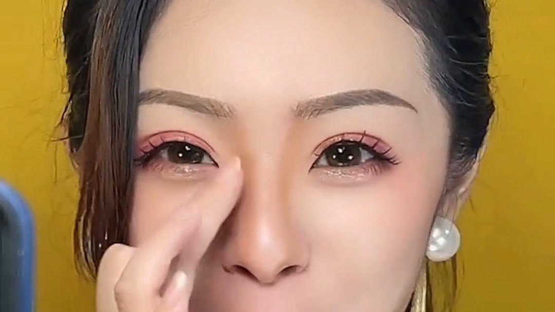 还有多少女生画完妆不会修容的?这支双头修容棒一头暗影一头高光...