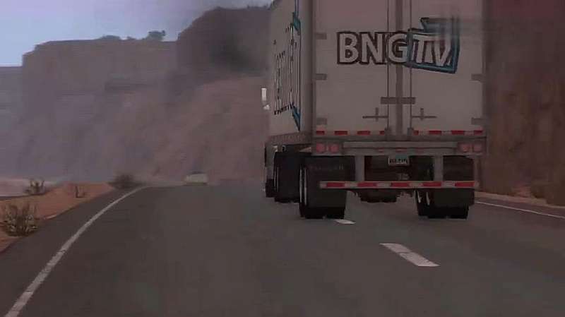 汽车事故模拟,小汽车撞上大卡车顿时变形!