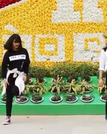 简单好看!两个越南女生的舞蹈