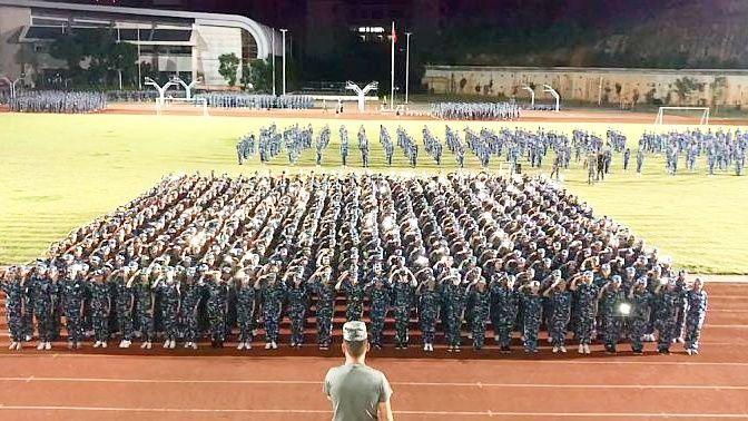 衡水中学军训,眼前这一幕直接把网友看呆了,网友:军事化管理!