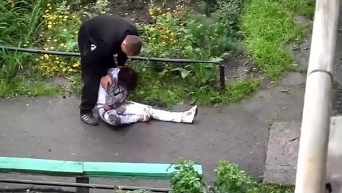 酒精发挥了作用,女人无法自拔了!