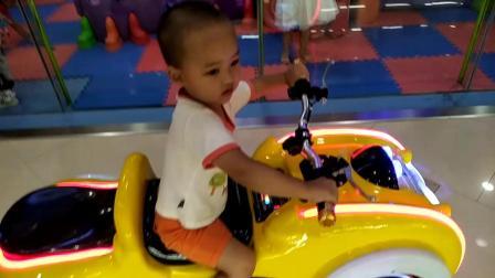 宝宝骑玩具电动车 亲子(宝宝3岁3个月)