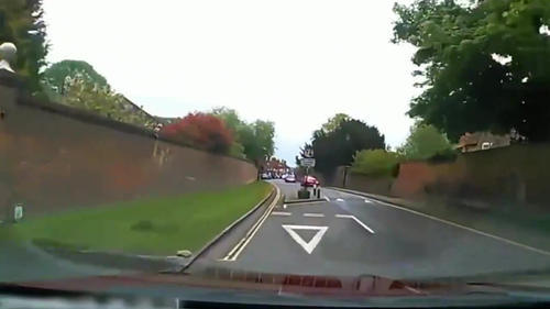 行车记录仪拍下惨烈一幕,司机等了20秒,还是没躲过这场车祸