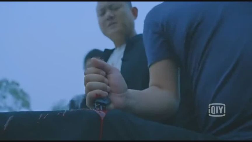 黑社会打架 小伙亮出真实身份 吓懵全场