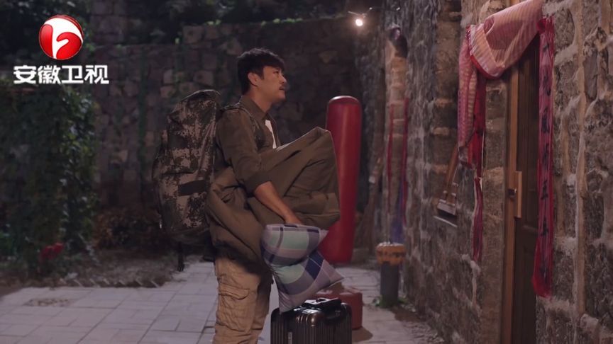 欢喜盈门:村里会计想学电脑,打算给大学生送礼,被老婆嘲讽