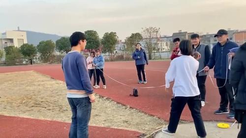 学校的运动会上,本以为小姐姐是个王者,看到最后我实在忍不住笑了!