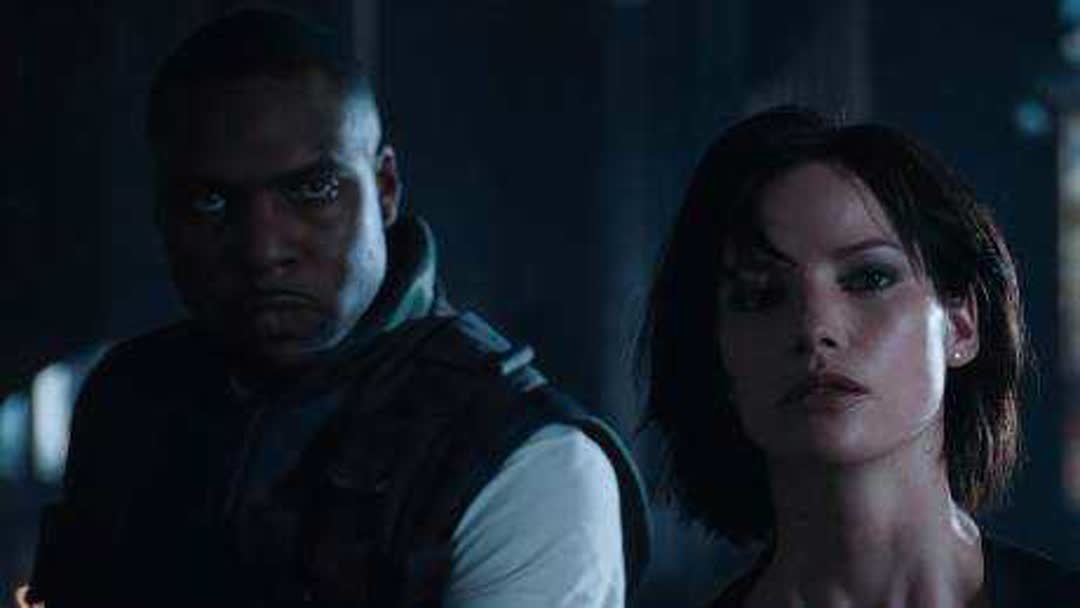 变态神父将自己的妹妹变成丧尸铁丝捆在椅子上,还喂人肉给妹妹吃