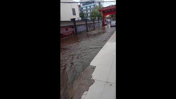 罕见现象,接连不断路面成河,这种天气现象正常吗?