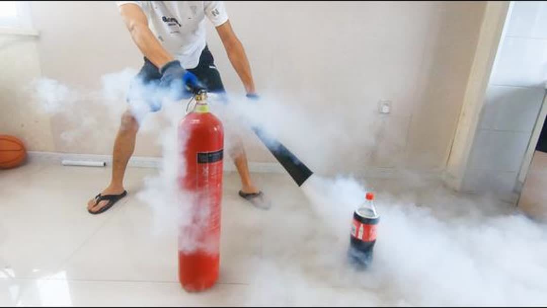 用二氧化碳灭火器给可乐降降温