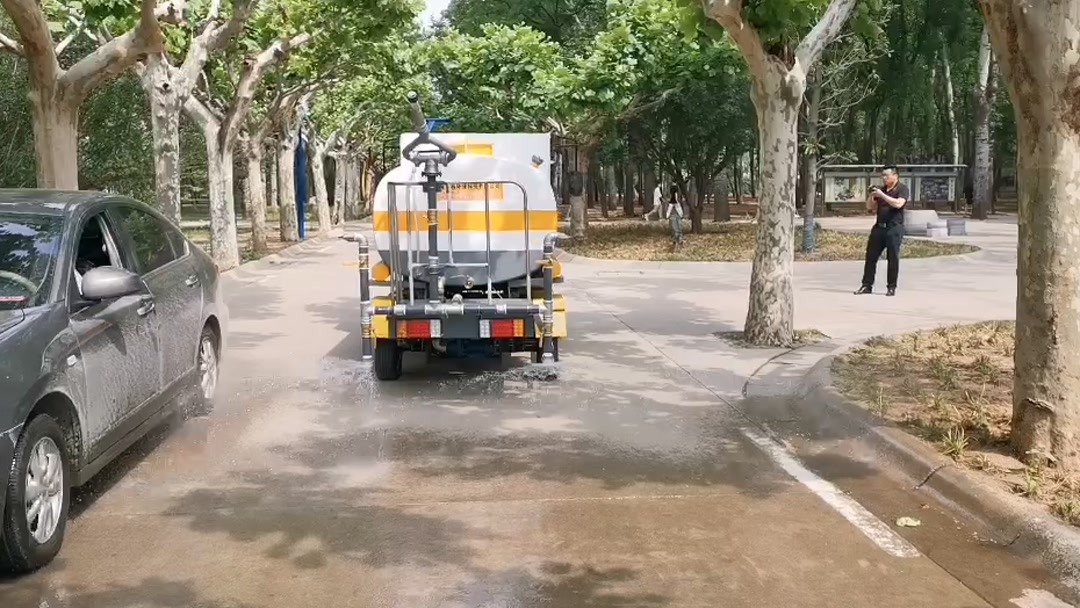 校园洒水车道路洒水作业