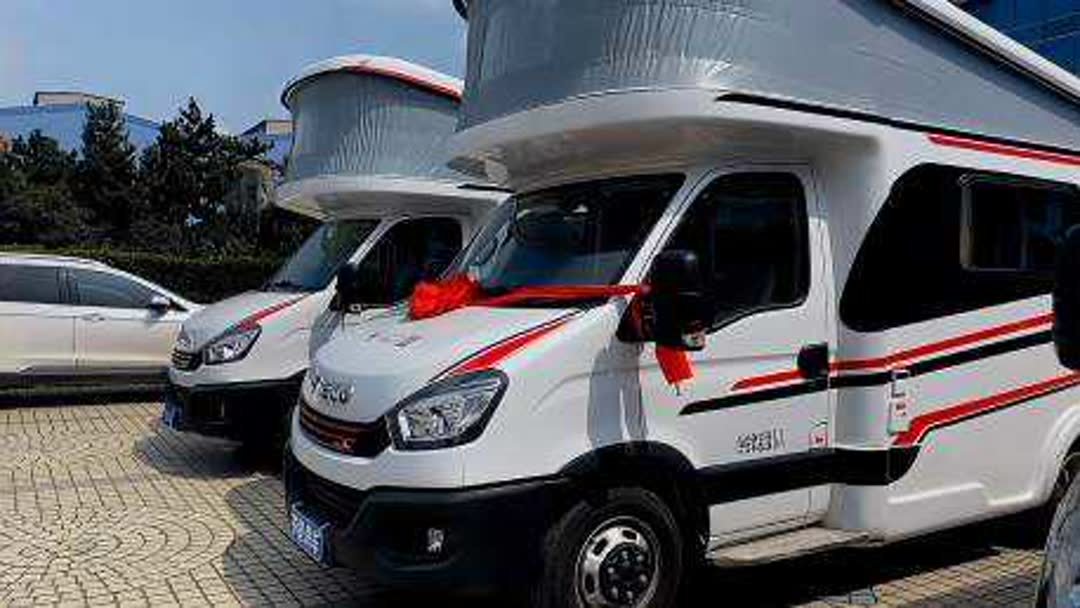 两款升顶依维柯C型房车，必将对同质化的房车市场打一针兴奋剂