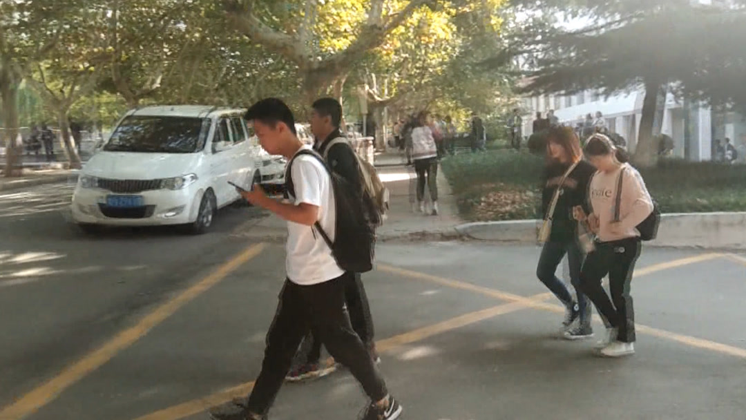 【拍客】开启“乱穿衣”模式!大学校园短袖与棉衣齐飞