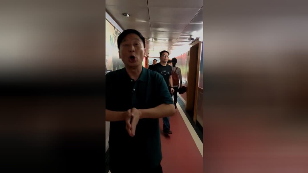 明天我们一起去72家房客剧组找林星云老师(鸡公福)探班,快点突破1万...