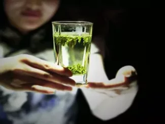 喝绿茶对慢性咽炎有用吗?不再纠结!揭底绿茶的功效与作用,一招远离老...