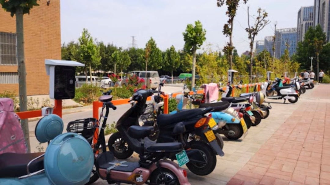 “用完再充”与“一用就充”哪个更伤电动车电池?老师傅告诉你!