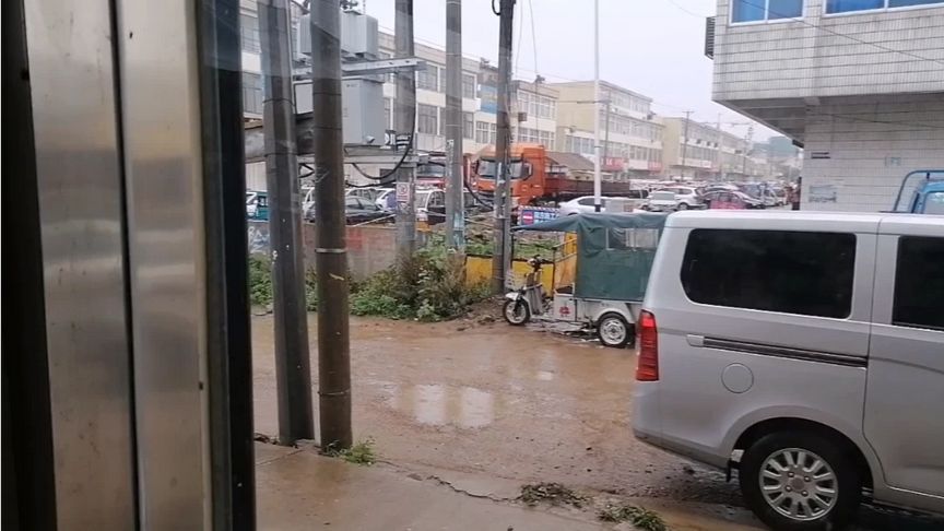 小学校分批次放学,但是一下雨,学校门口还是堵的水泄不通