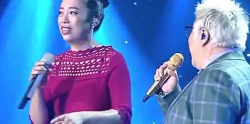 韩红黄绮珊合唱《离不开你》,把台下的撒贝宁都唱哭了