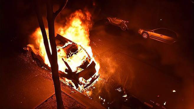 电动车进电梯为什么会着火